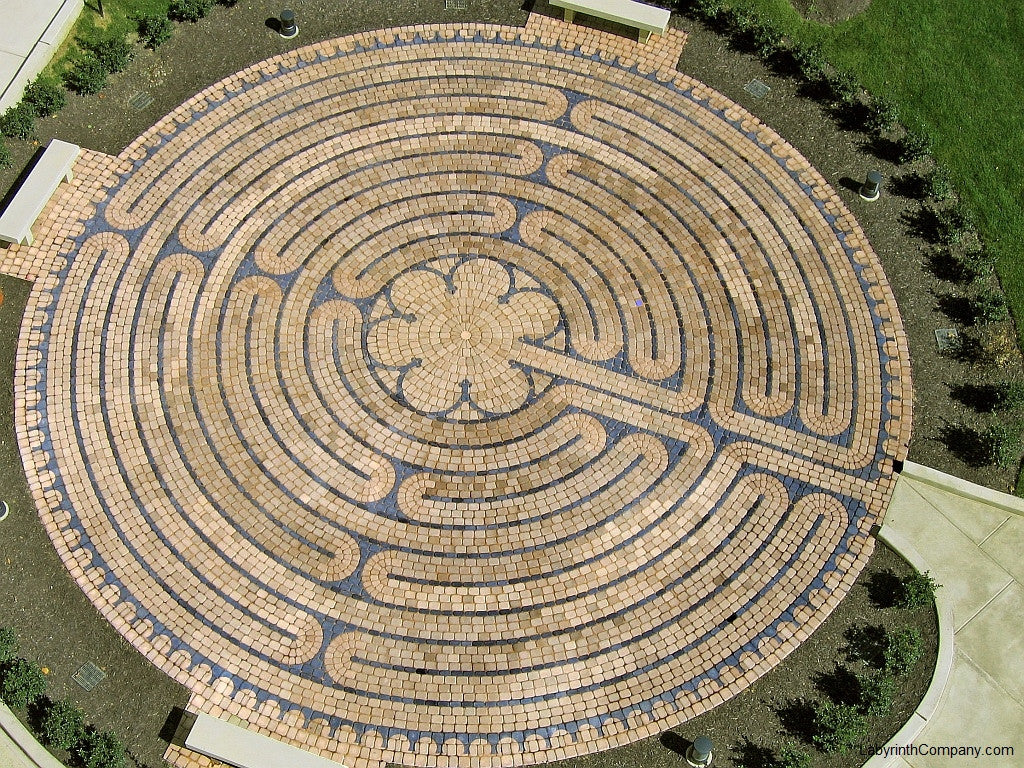 chartres cathedral labyrinth pattern
